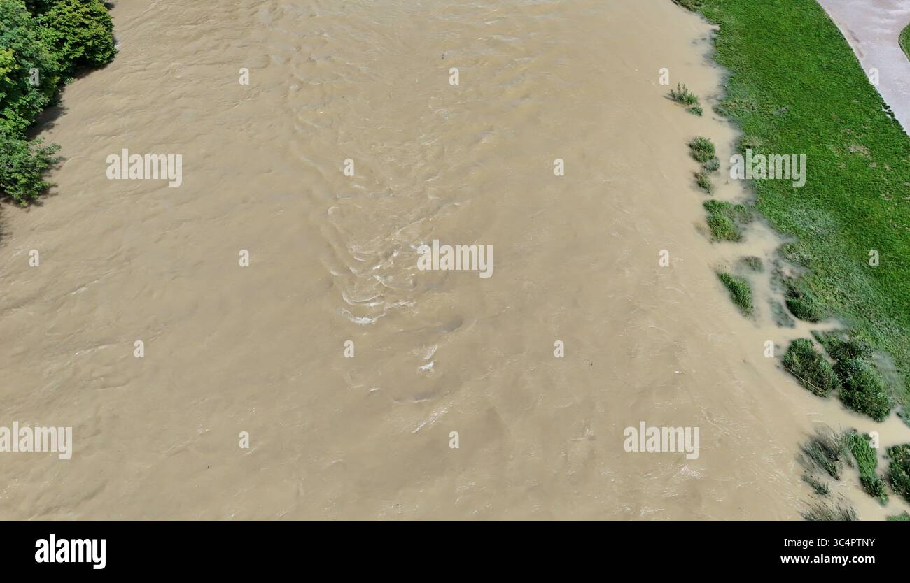 Hier der Blick auf die Isar in München mit erhöhtem Wasserpegel ...