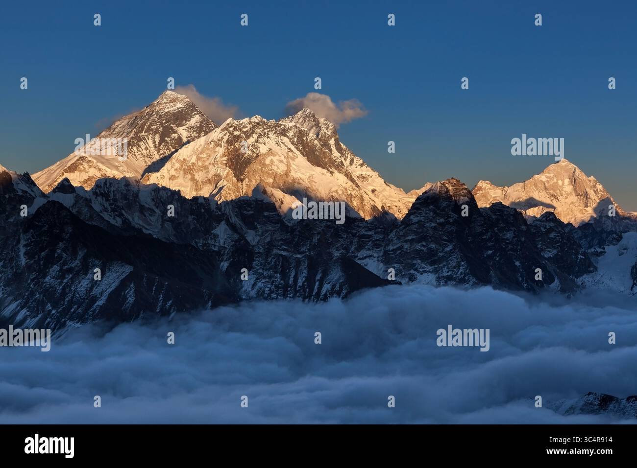 Sunset over everest mountain hi-res stock photography and images - Alamy