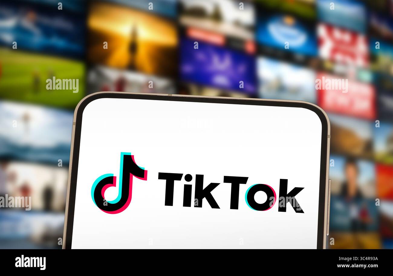 Viral content video influencer hi-res stock photography and images - Alamy