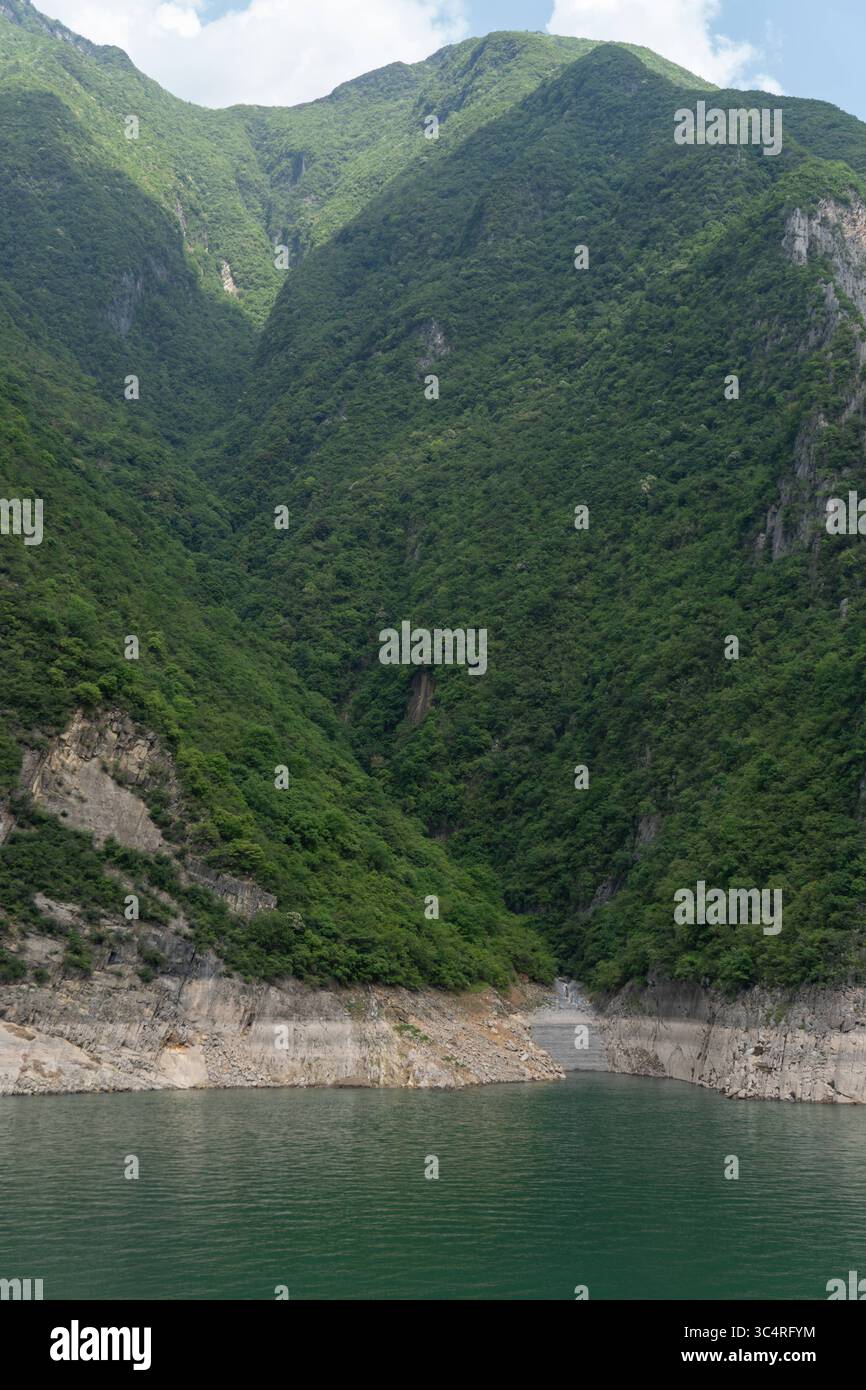 Asia Travel chinese Culture Yangtze River scenery in the Three Gorges ...