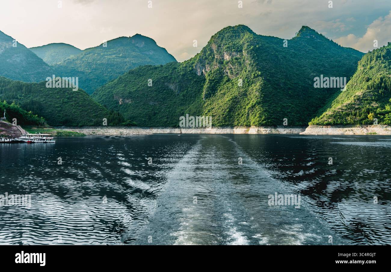Asia Travel chinese Culture Yangtze River scenery in the Three Gorges ...