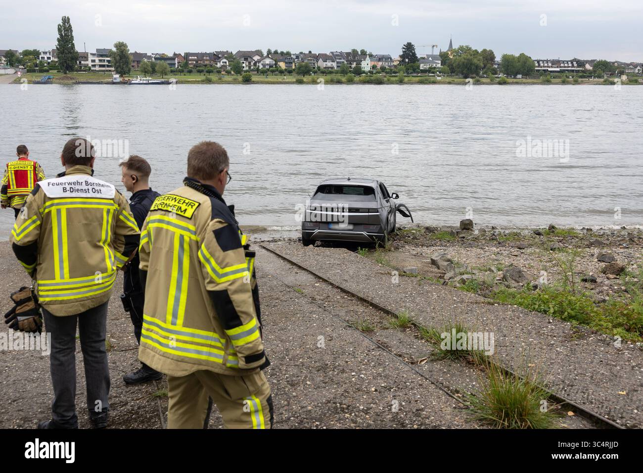 Die Feuerwehr wurde nach Bornheim Hersel gerufen. Ein PKW riet am ...