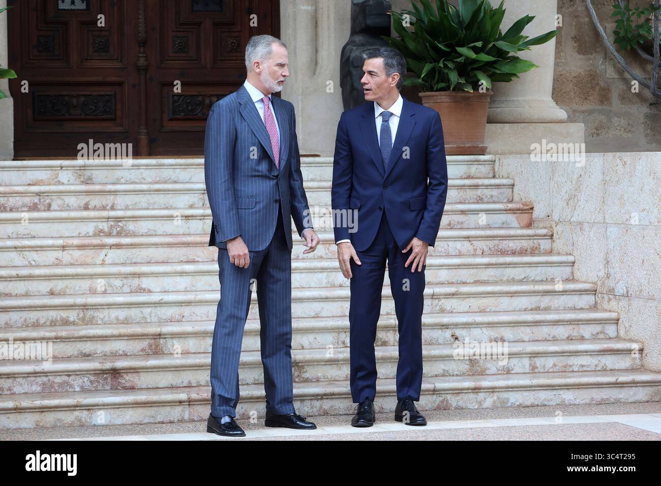 King Felipe VI (l) during a meeting with Prime Minister Pedro Sanchez ...