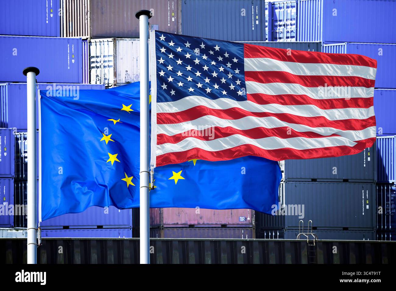 FOTOMONTAGE, US- und EU-Fahne vor gestapelten Containern, Zollstreit und Zollabkommen zwischen ...