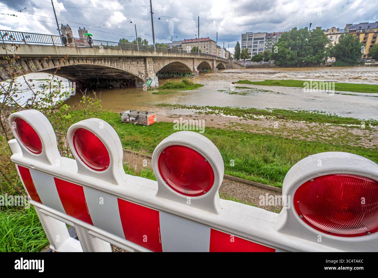 Isar-Hochwasser, Meldestufe 1, Blick Richtung Reichenbachbrücke, München, 29. Juli 2025 ...