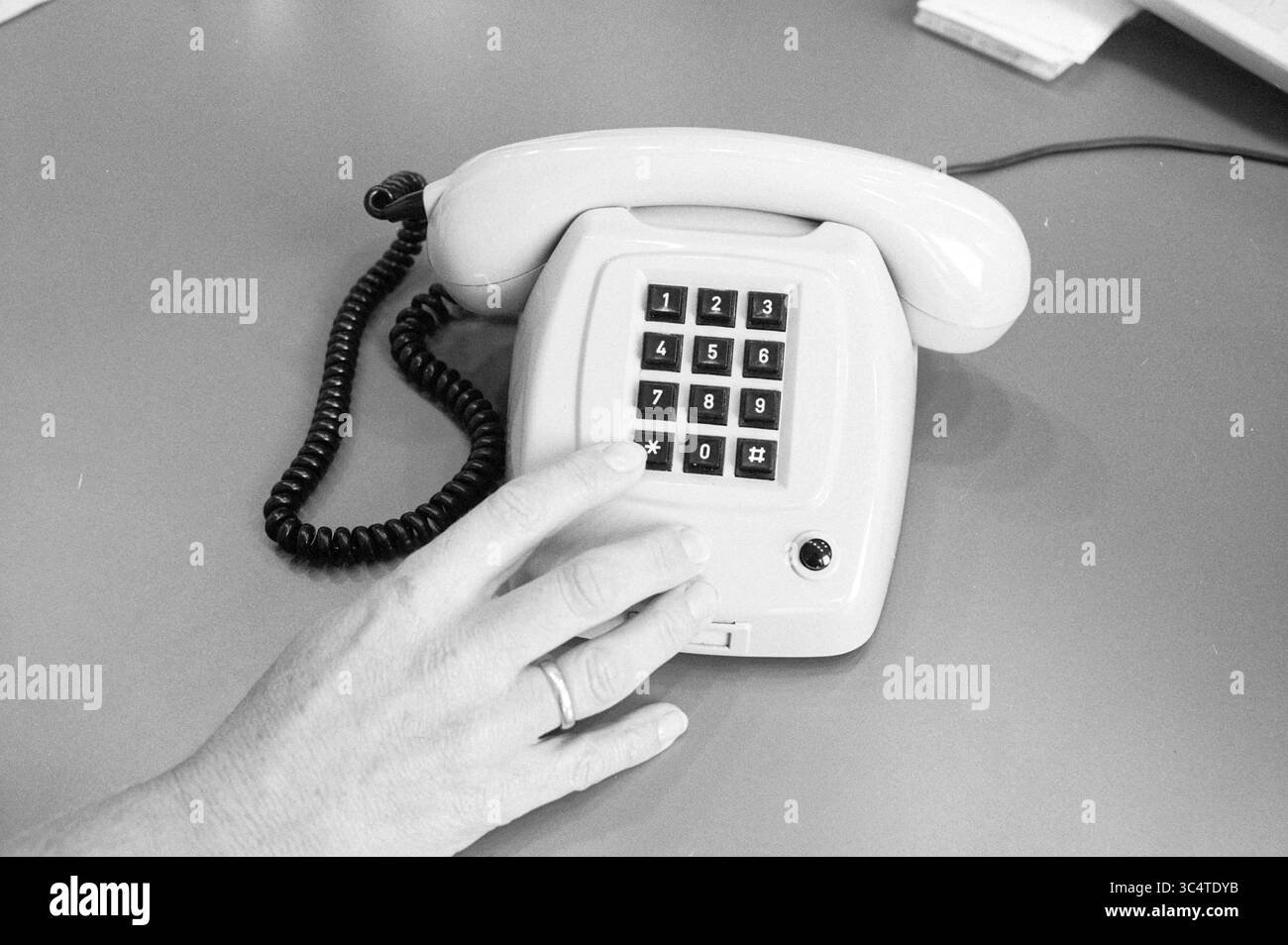 Presentation telephone with number keys, 00-09-1992 Whizgle News, Dutch ...