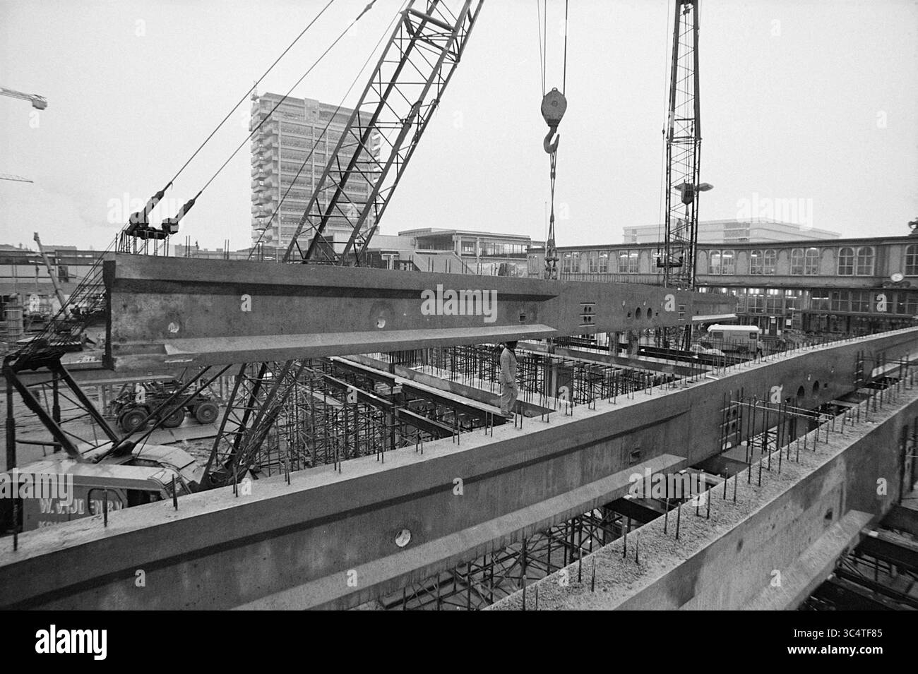 Scaffolding construction machinery on Black and White Stock Photos ...