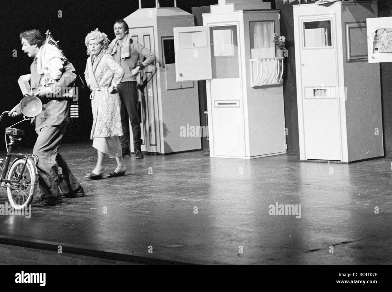 Comedic characters engages hi-res stock photography and images - Alamy