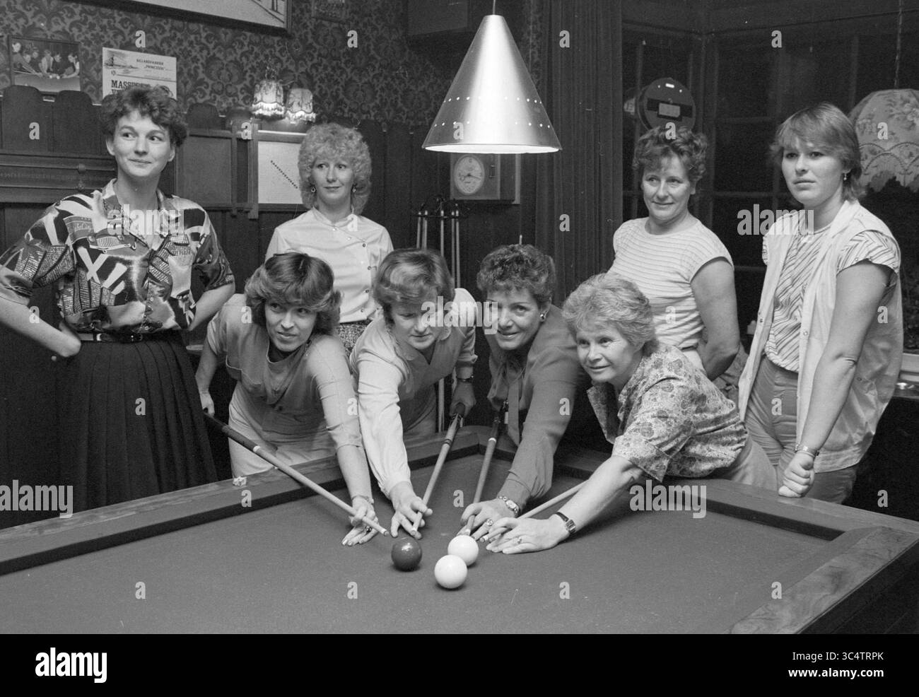 Womens billiards team hi-res stock photography and images - Alamy