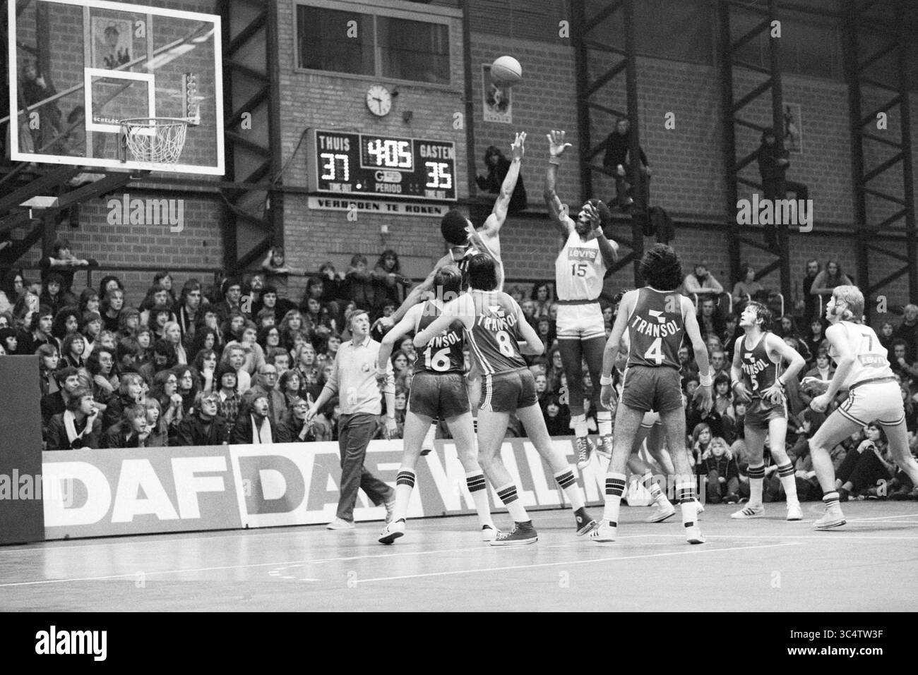 Defenders closely guard hi-res stock photography and images - Alamy