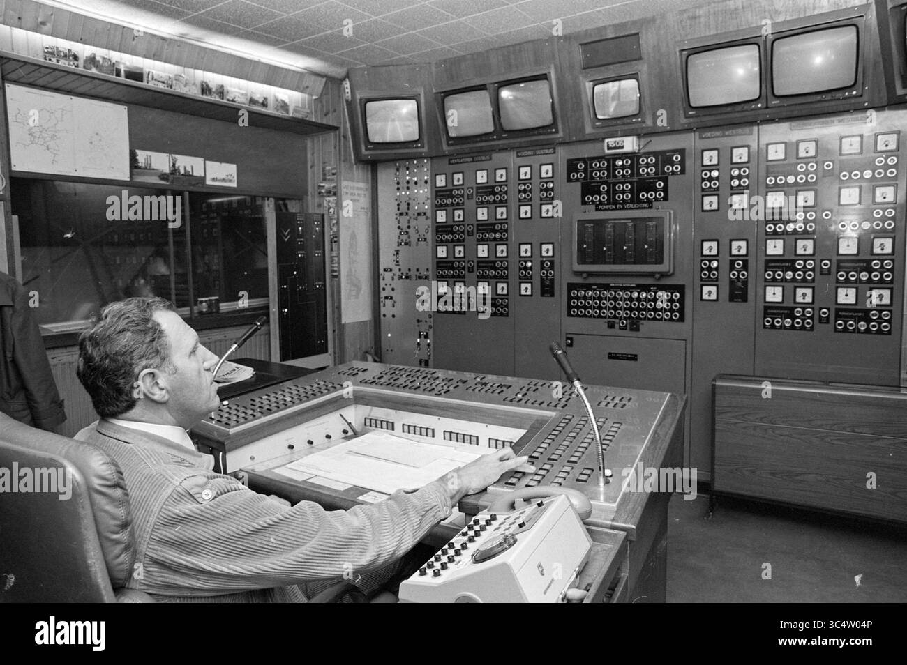 Manages complex systems hi-res stock photography and images - Alamy