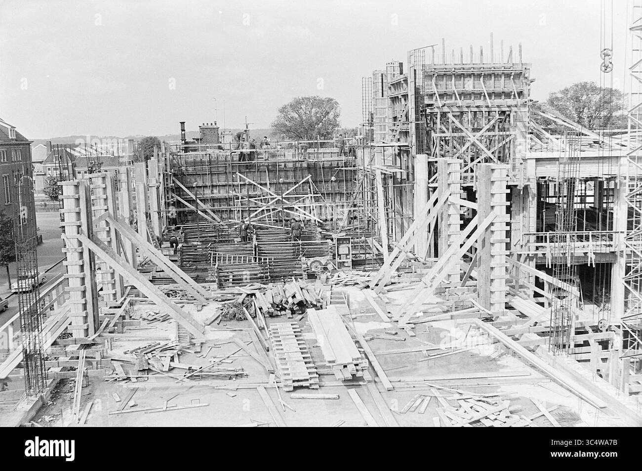 Scaffolding concrete formwork building Black and White Stock Photos ...