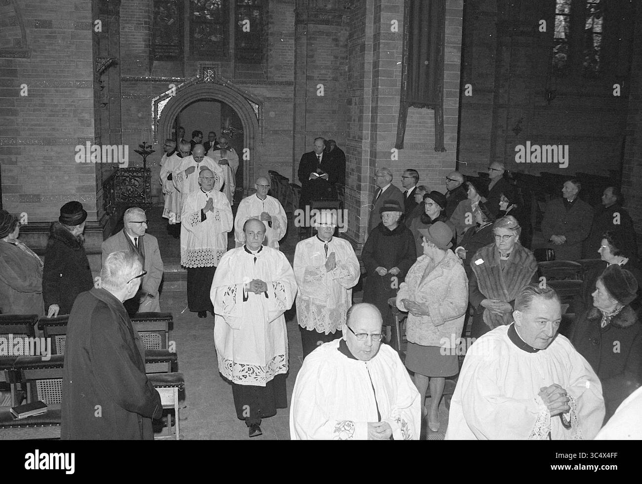 Congregation members seated hi-res stock photography and images - Alamy