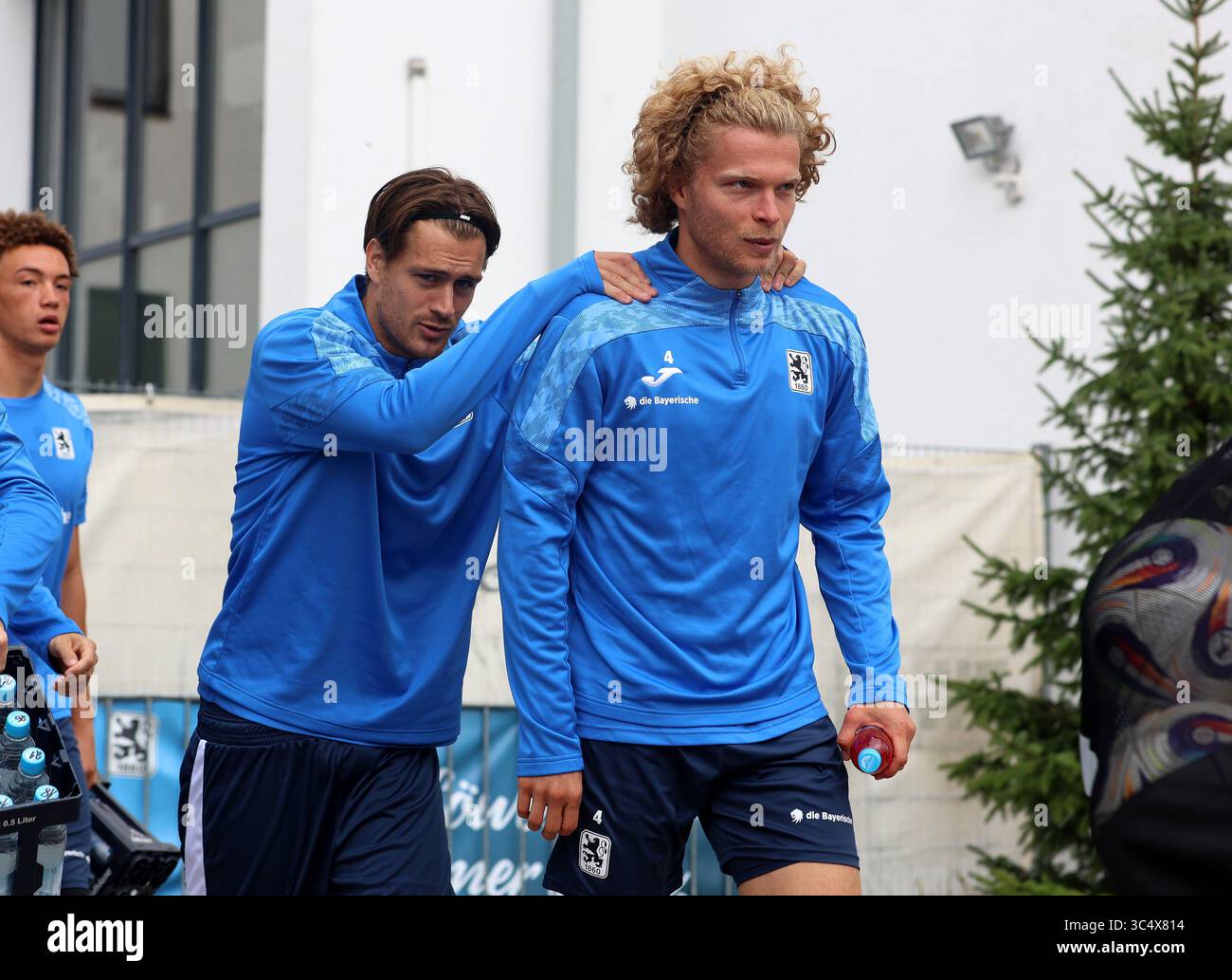 Sigurd haugen tsv 1860 münchen auf dem weg zum training hi-res stock ...