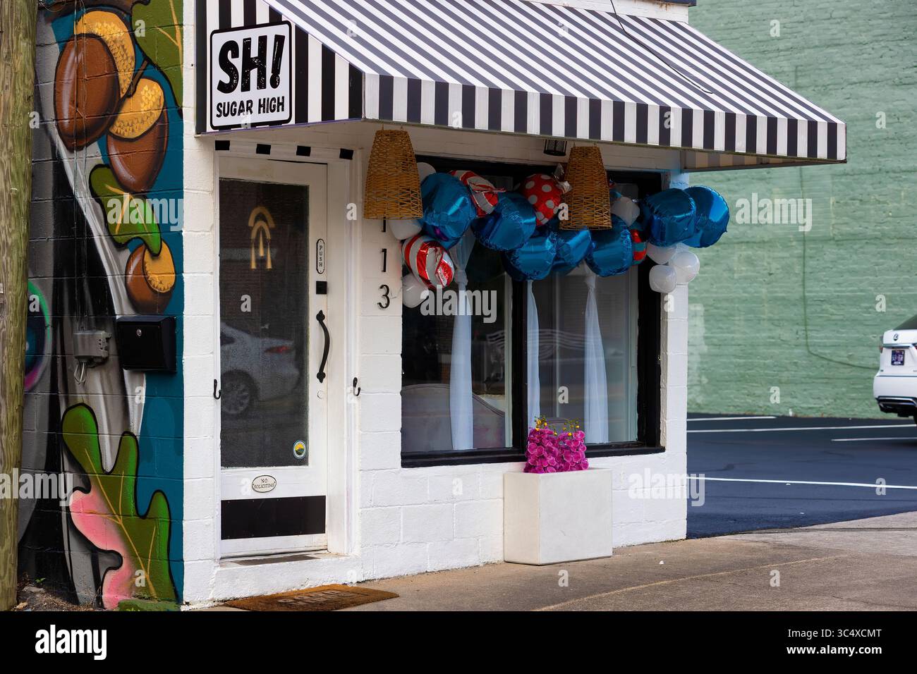 Storefront awning hi-res stock photography and images - Alamy