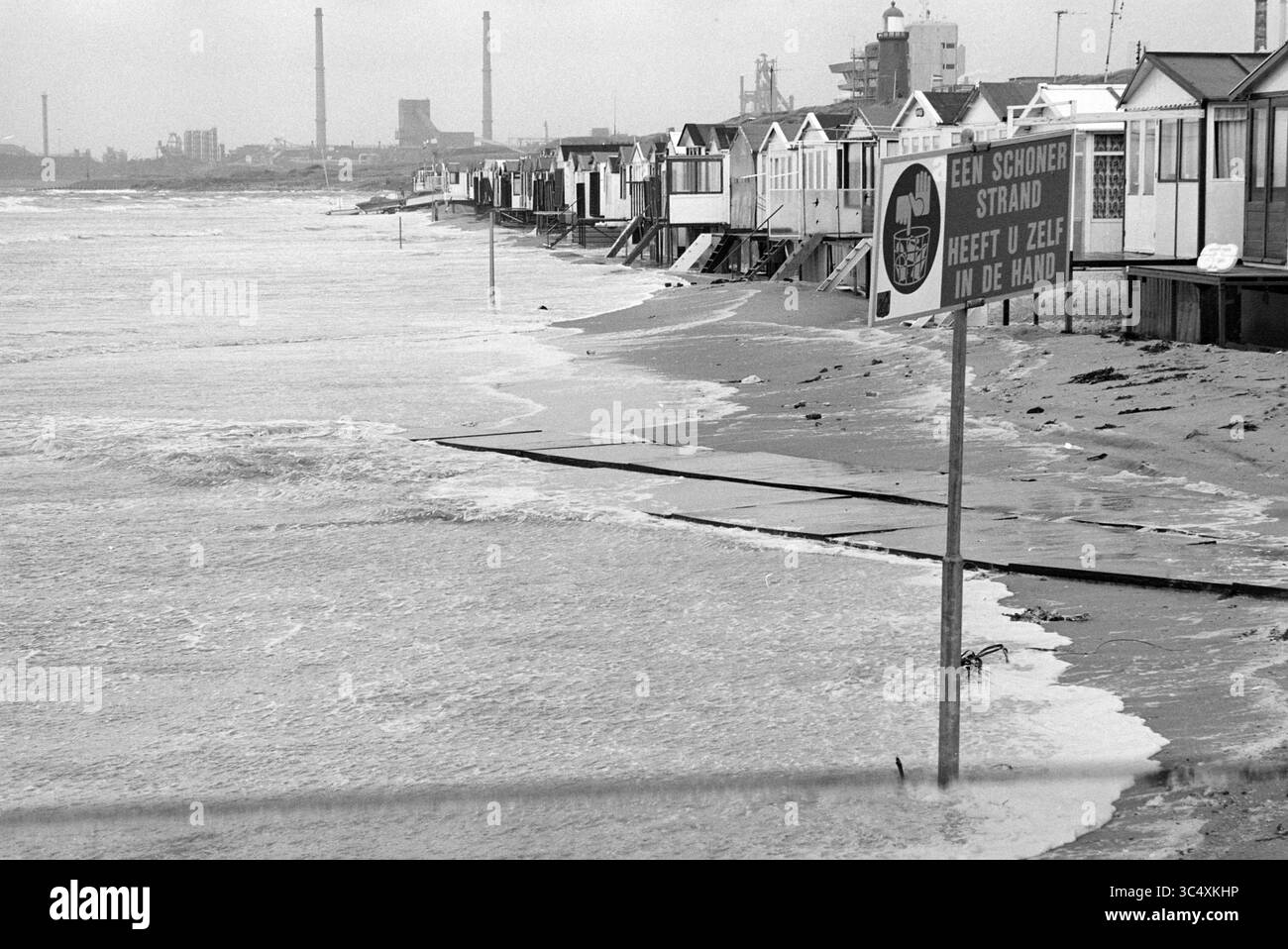 1950 2000 beach cabins line hi-res stock photography and images - Alamy
