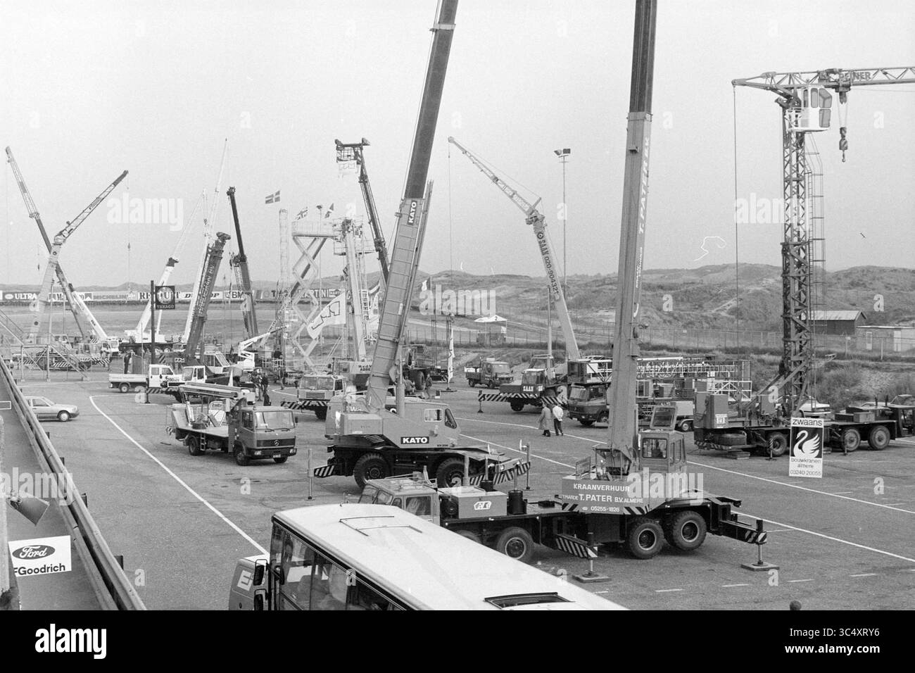 Active construction site cranes lifting hi-res stock photography and ...
