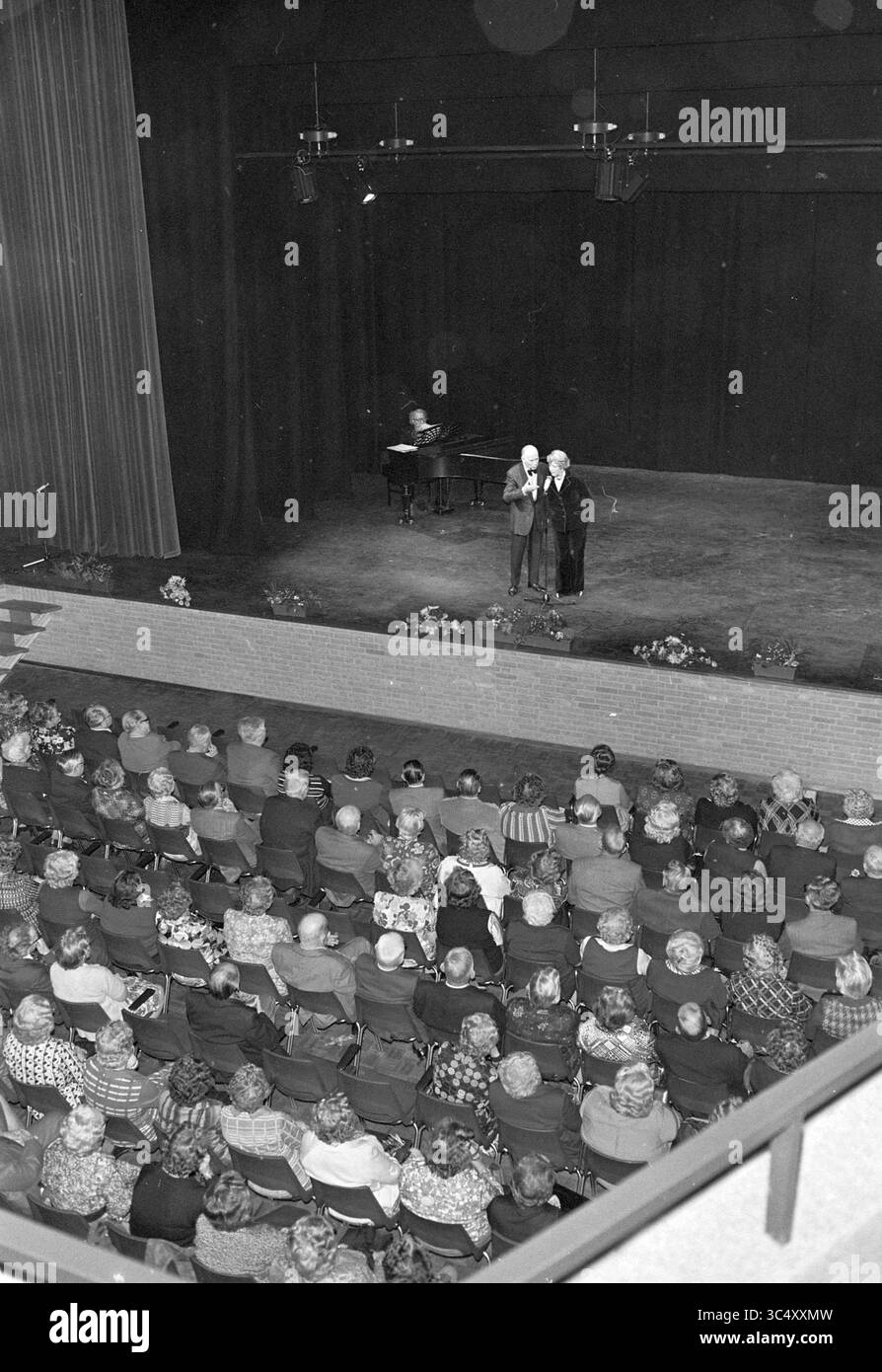 Packed auditorium filled hi-res stock photography and images - Alamy