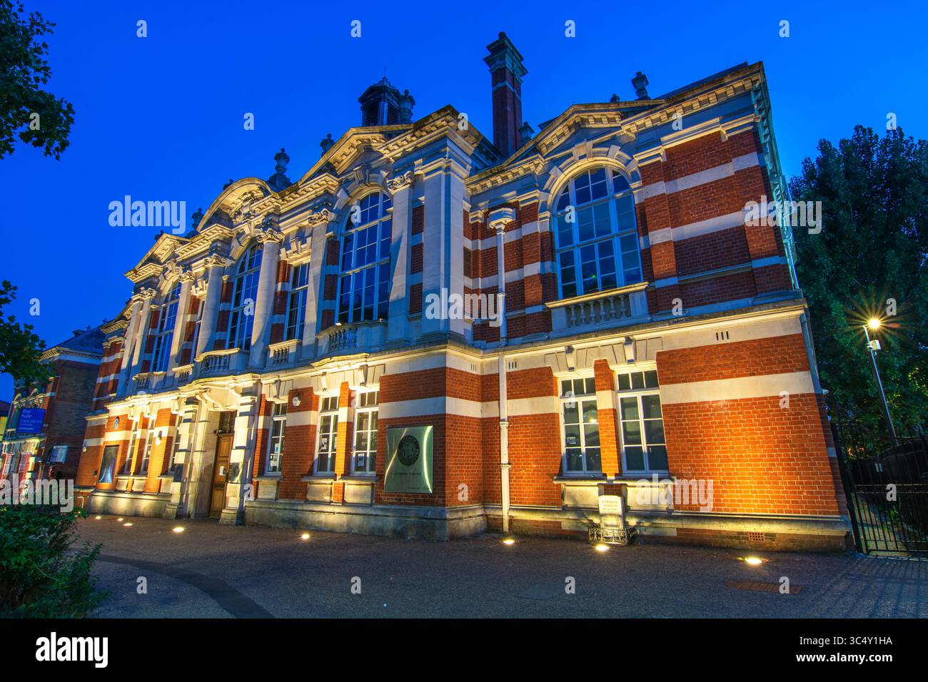 Night view approach london hi-res stock photography and images - Alamy