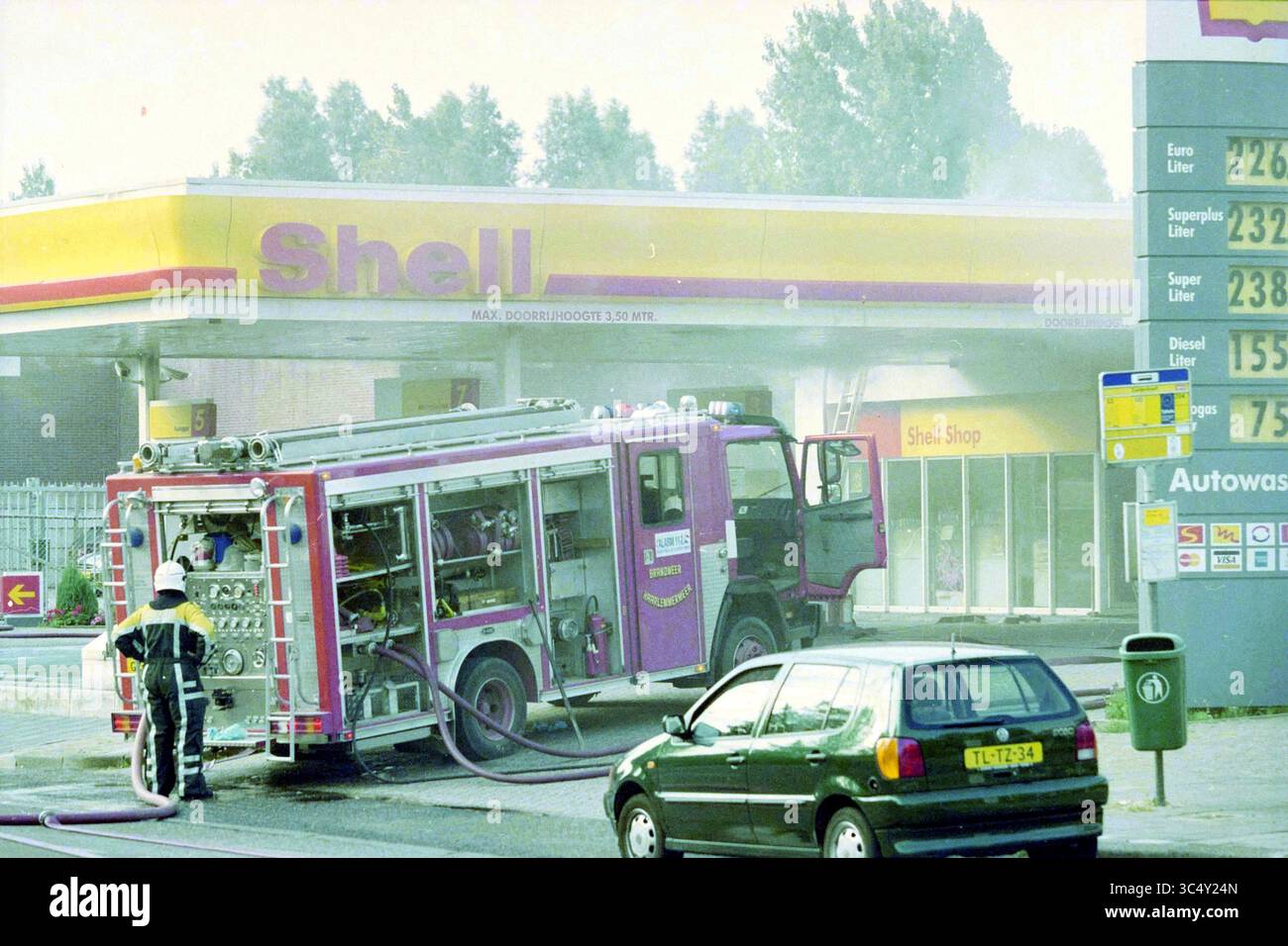 Typical service station setting hi-res stock photography and images - Alamy