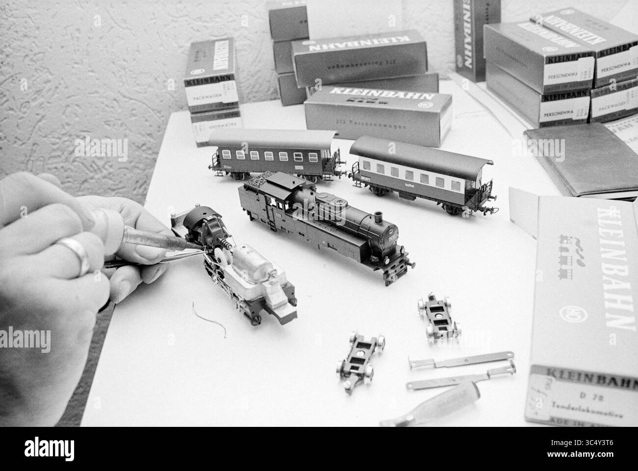 Assembling model trains hi-res stock photography and images - Alamy