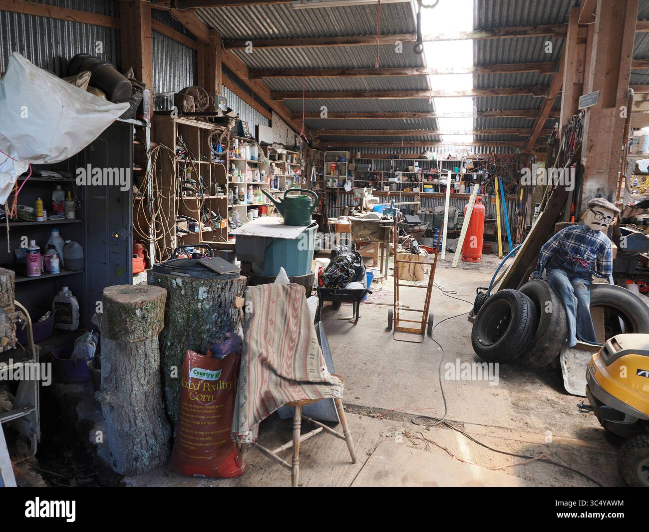 Untidy work shed hi-res stock photography and images - Alamy