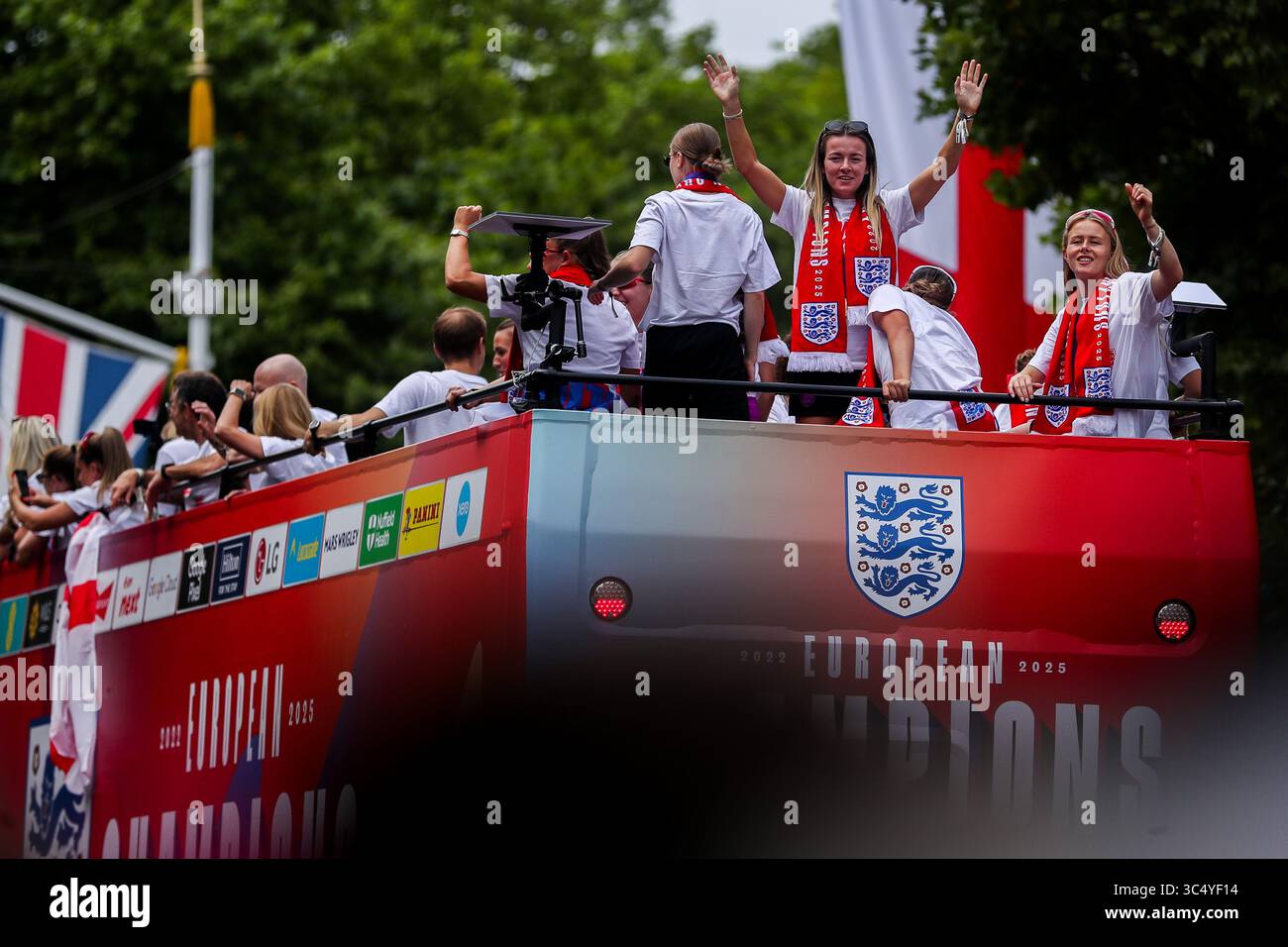 Lauren Hemp and Hannah Hampton of England celebrates during England ...