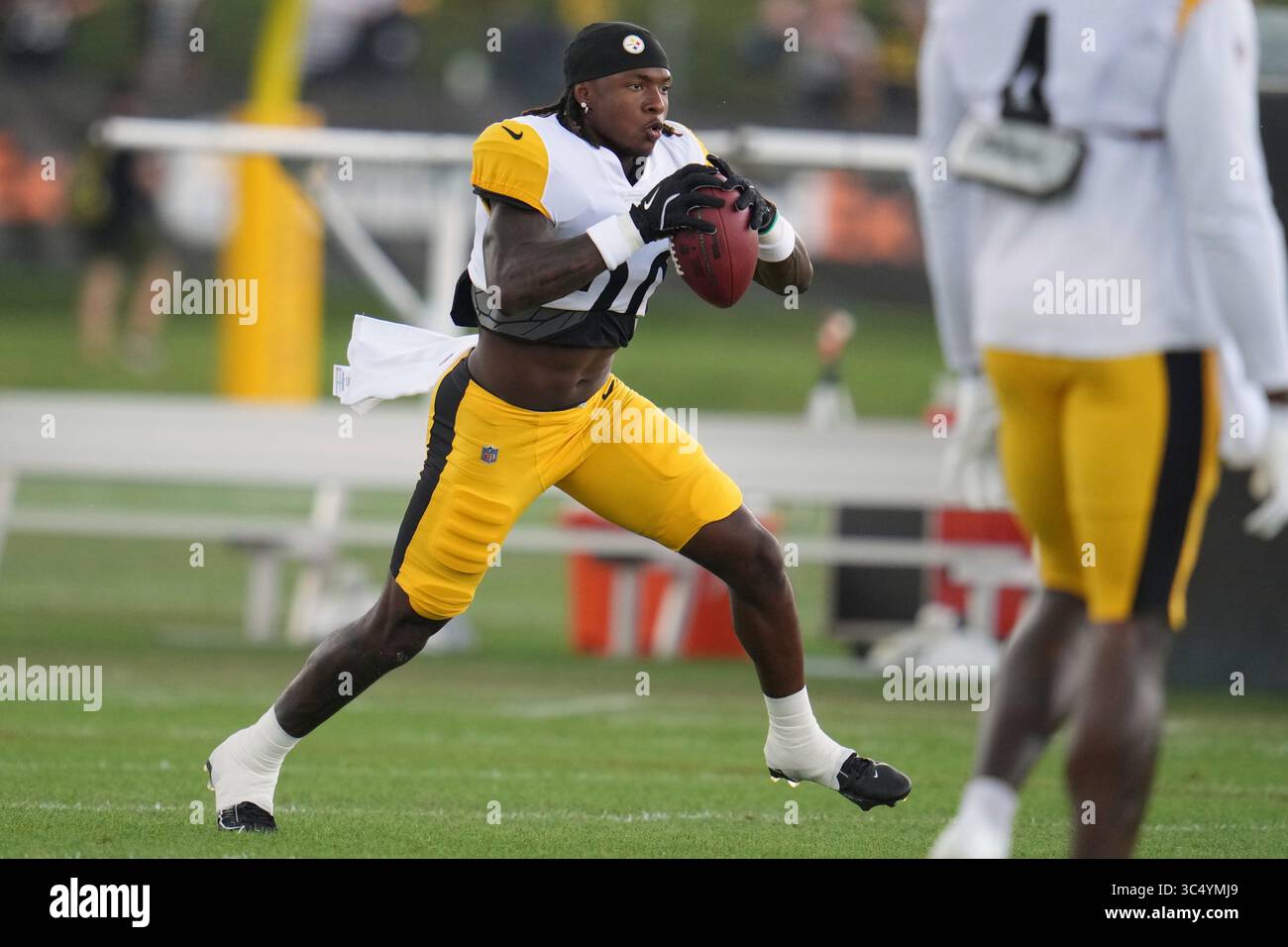 Pittsburgh Steelers running back Kaleb Johnson runs a drill during ...