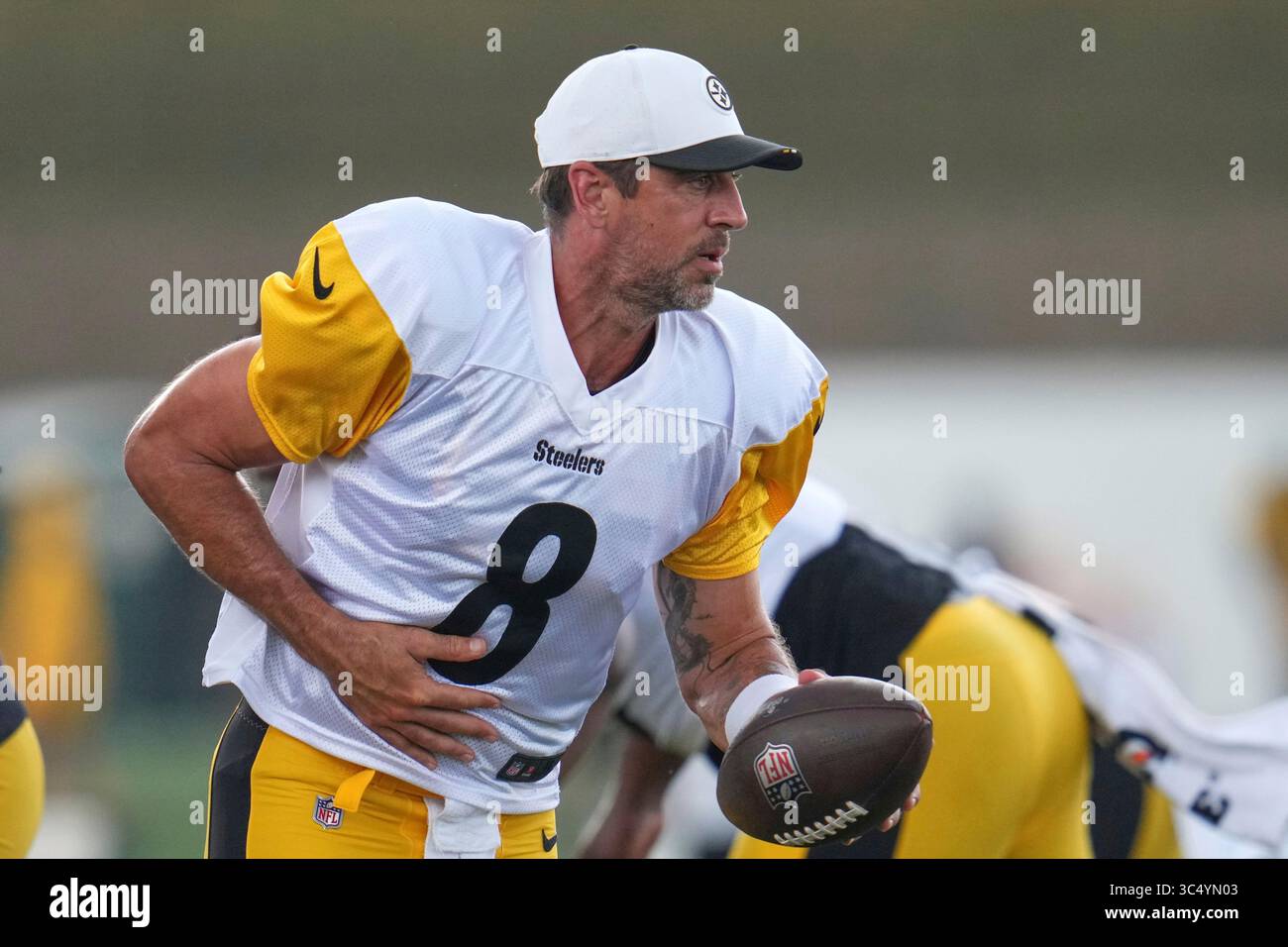 Pittsburgh Steelers quarterback Aaron Rodgers (8) fakes a handoff to ...