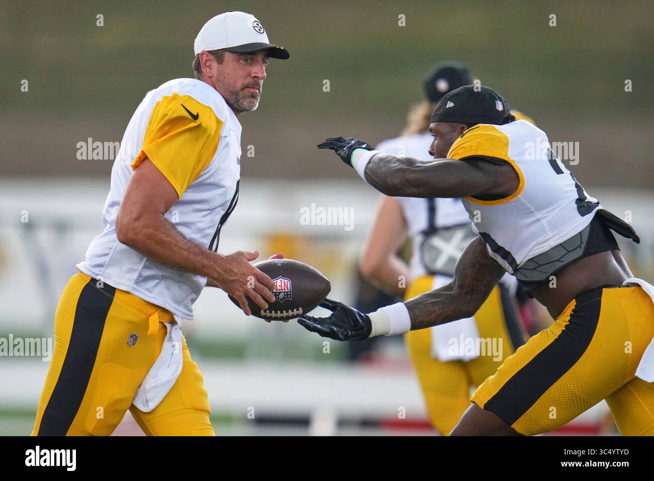 Pittsburgh Steelers quarterback Aaron Rodgers, left, fakes a handoff to ...