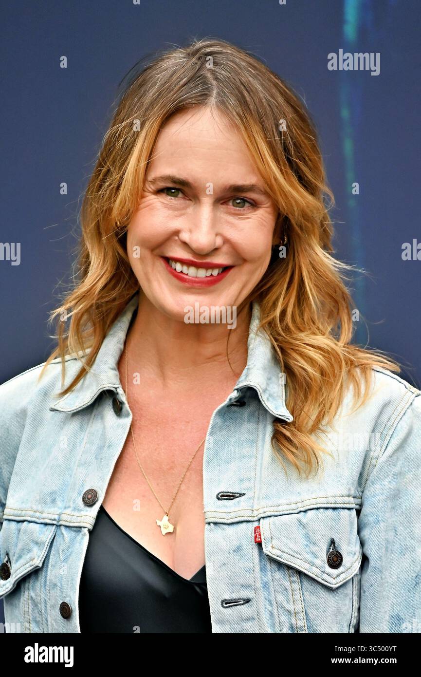 Timothy olyphant alien earth hi-res stock photography and images - Alamy