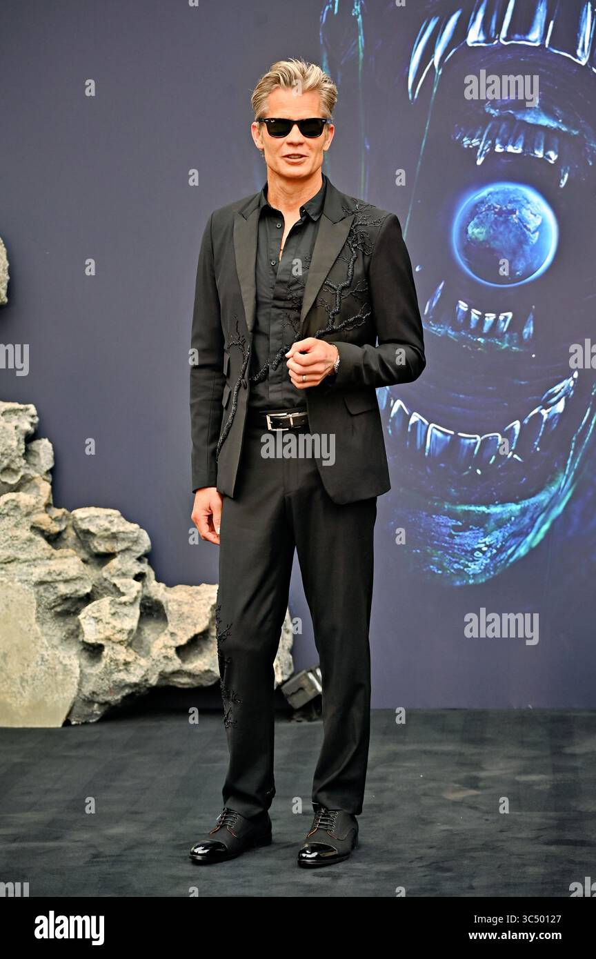 Timothy olyphant alien hi-res stock photography and images - Alamy