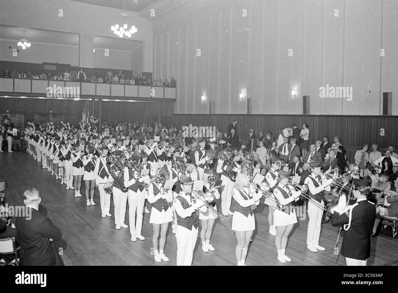 Seated audience members lining hi-res stock photography and images - Alamy