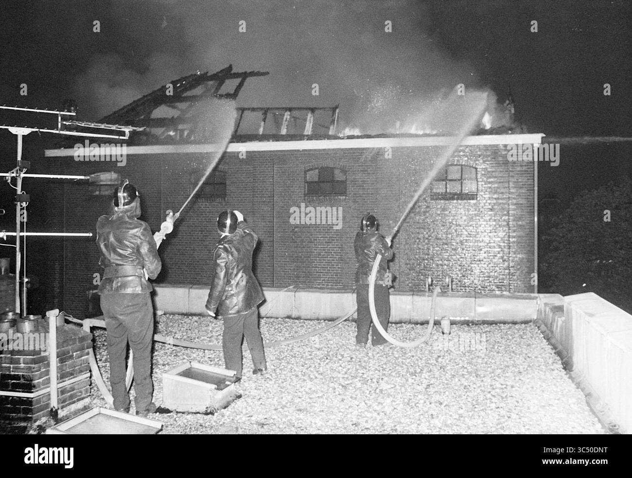 Buildings burning roof amidst thick smoke hi-res stock photography and ...