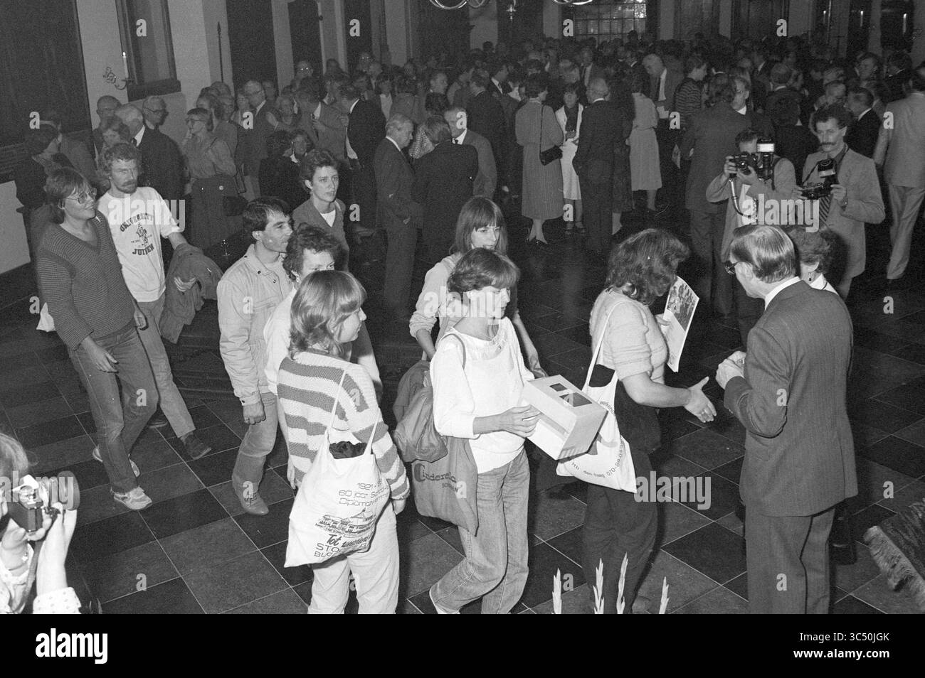 Crowd of people holding cameras Black and White Stock Photos & Images ...