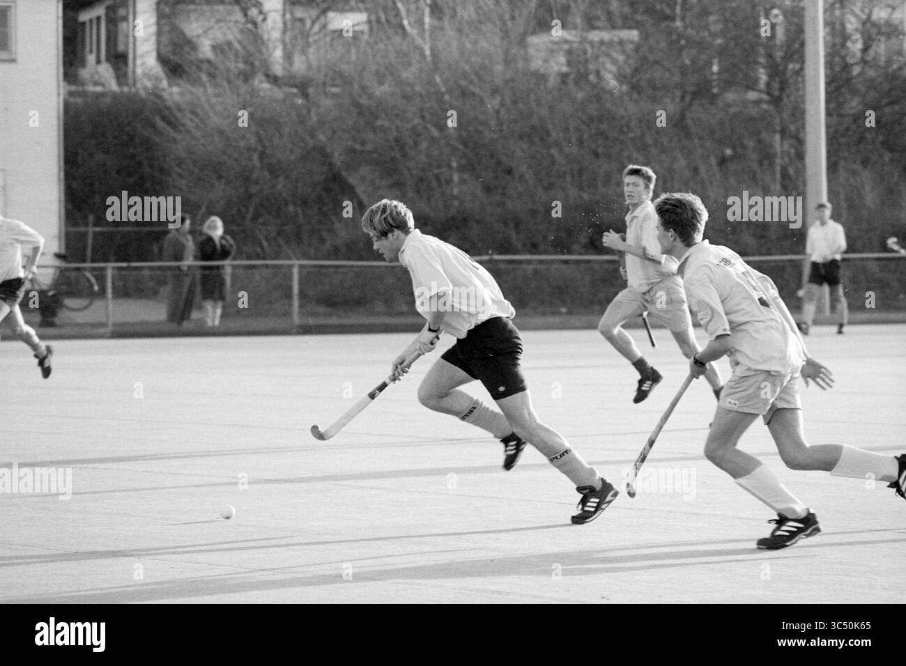 Playing field hockey male athletes hi-res stock photography and images ...