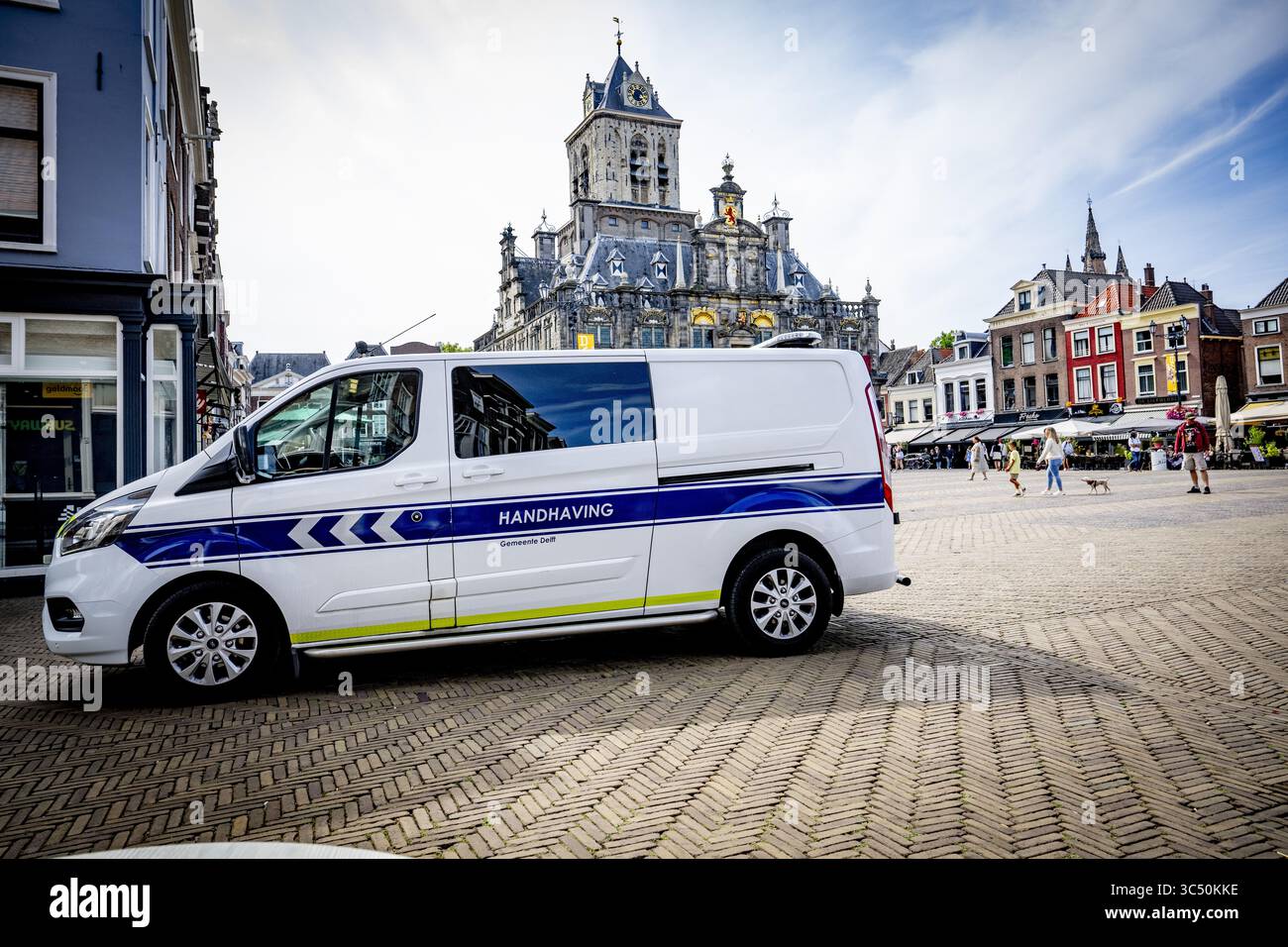 DELFT - A car from enforcement ANP /HOLLANDSE HOOGTE /ROBIN UTRECHT ...
