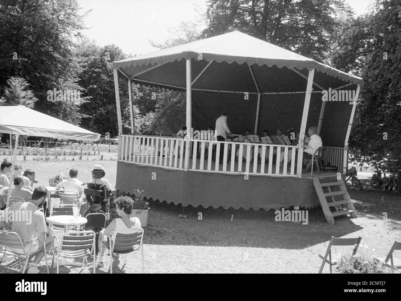 Elevated stage surrounded hi-res stock photography and images - Alamy