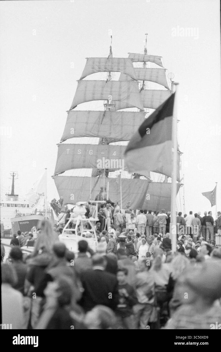 Alexander Arrival Sail, 08-08-1990 Whizgle News, Dutch Desk, The ...