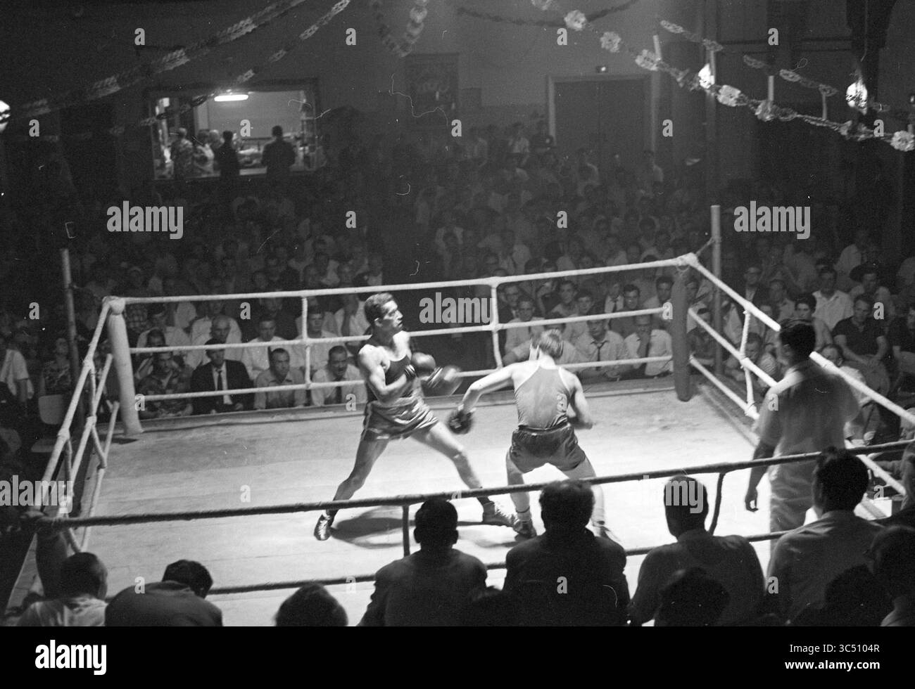 1950 2000 two boxers engage hi-res stock photography and images - Alamy