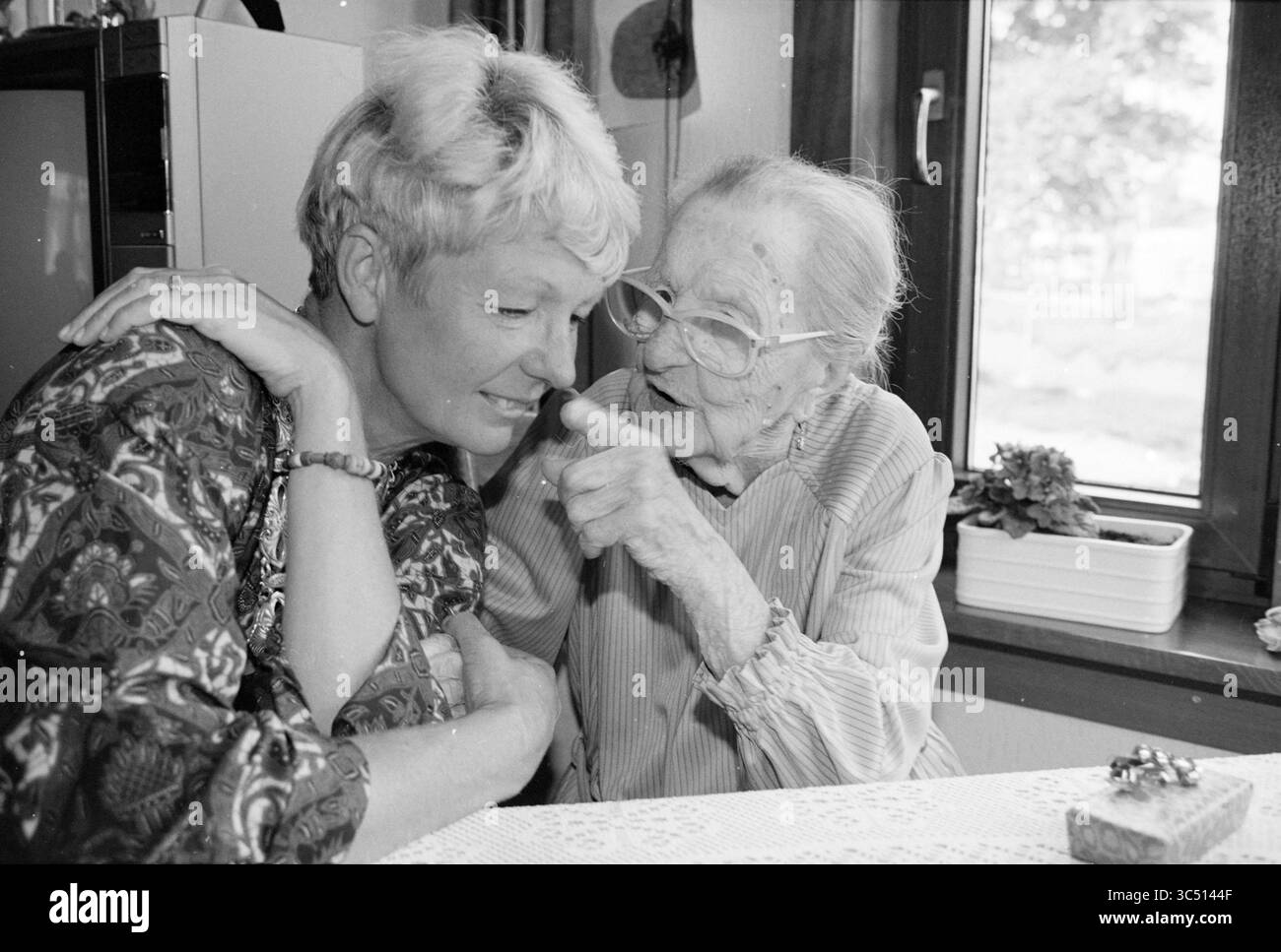 1950 2000 two older women hi-res stock photography and images - Alamy