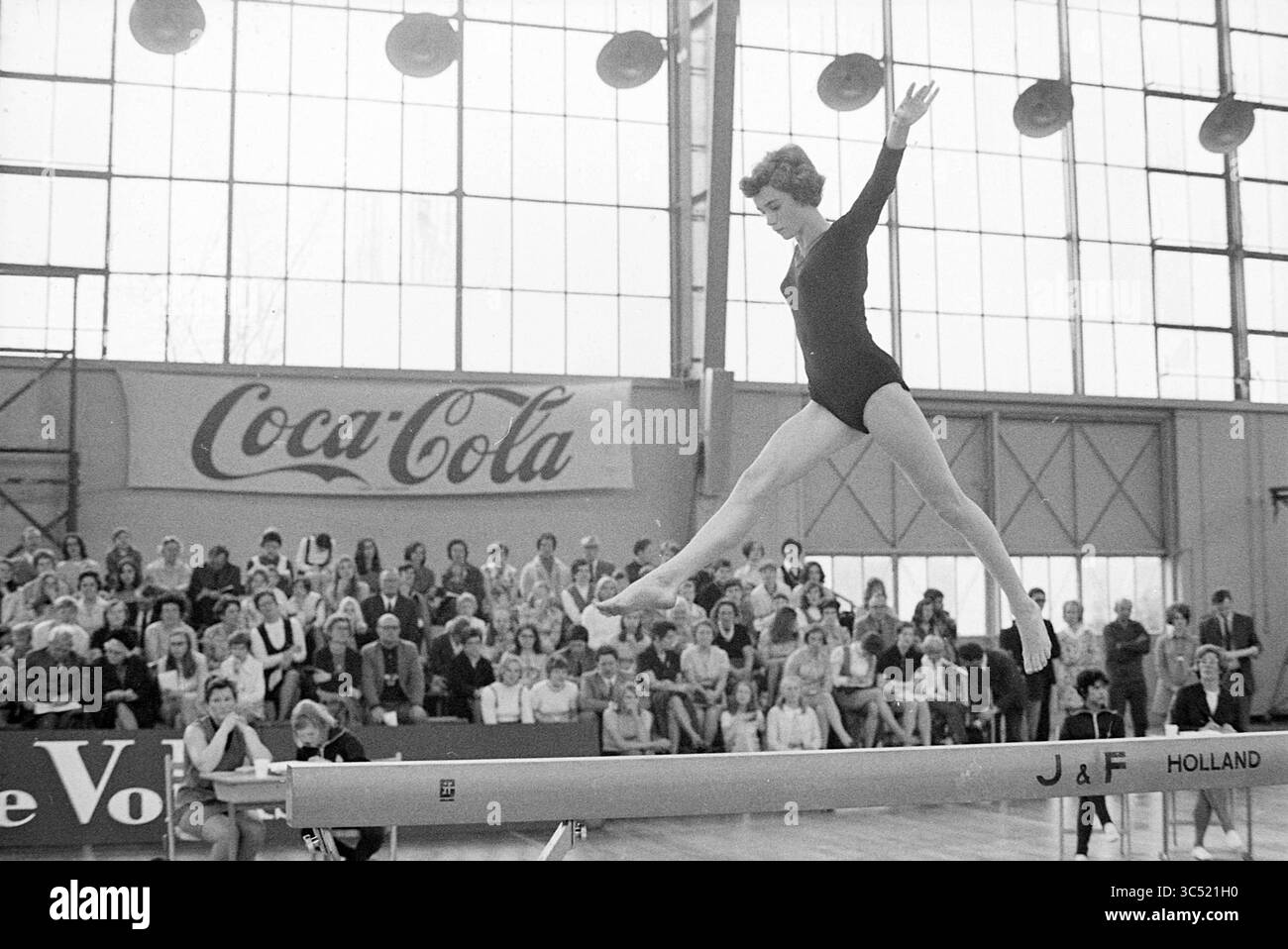 Gymnast gracefully executes hi-res stock photography and images - Alamy