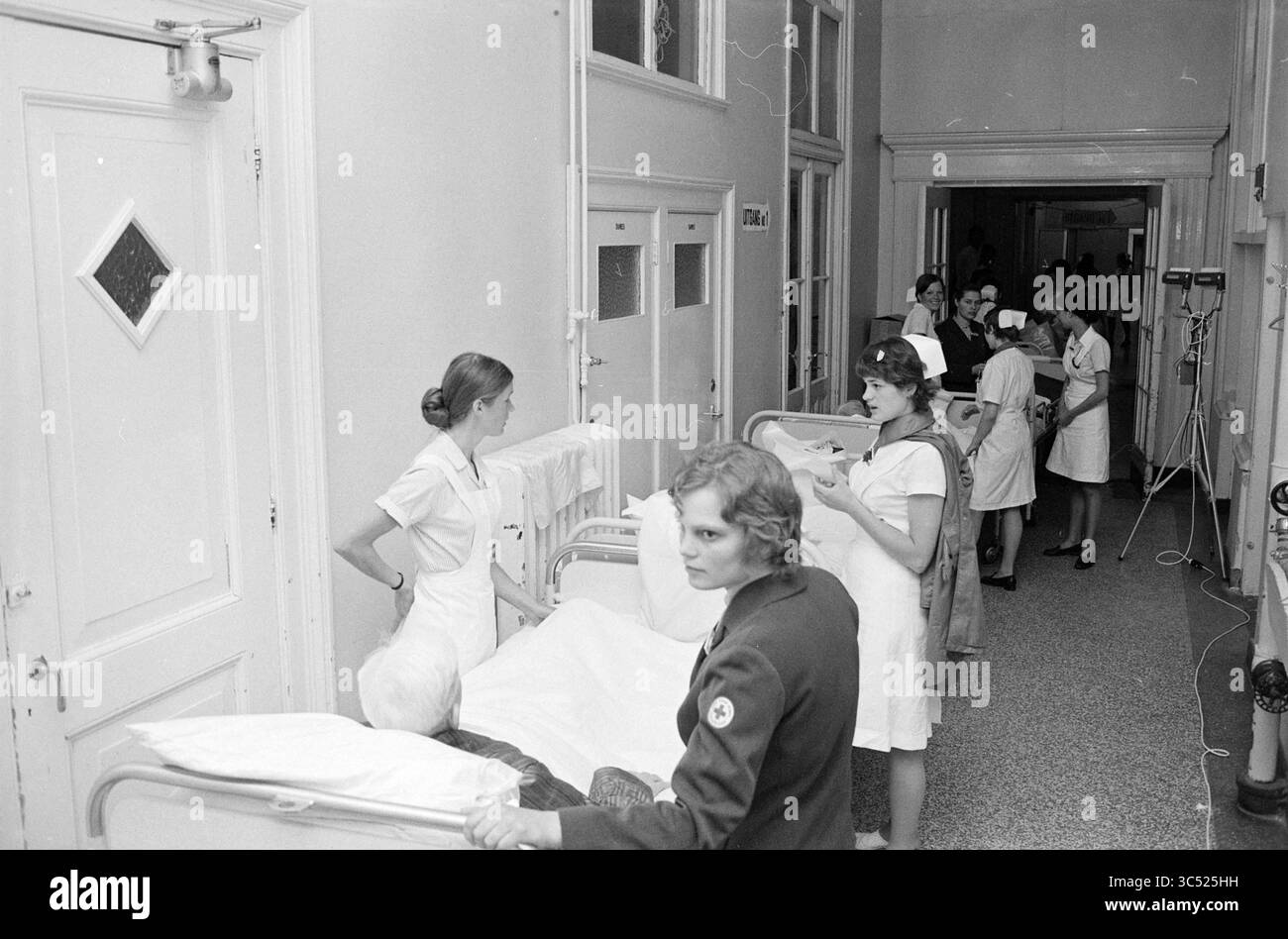 Medical staff attend patients hi-res stock photography and images - Alamy