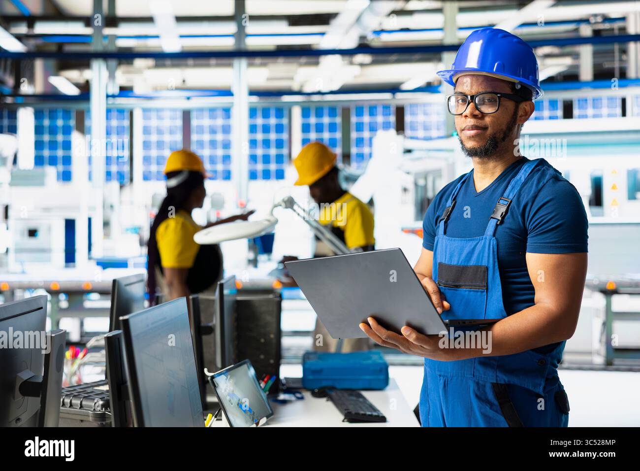 Solar power engineer updates hi-res stock photography and images - Alamy