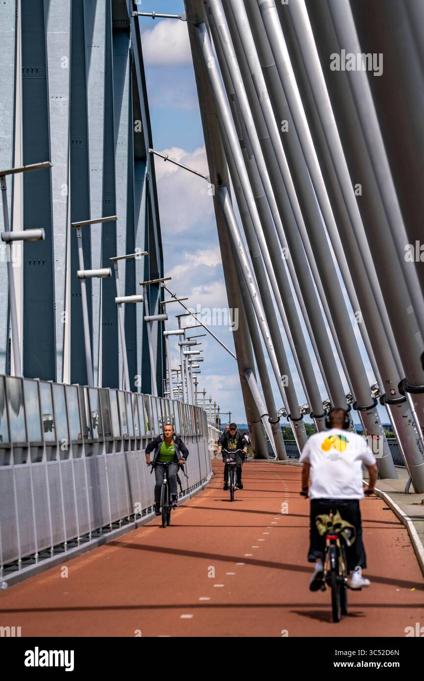 Fahrrad- und Fußgängerbrücke Snelbinder Brug, über den Fluss Waal bei ...