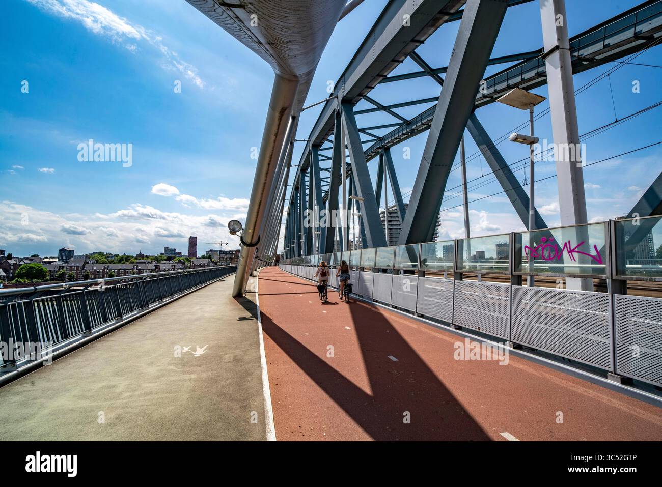 Fahrrad- und Fußgängerbrücke Snelbinder Brug, über den Fluss Waal bei ...