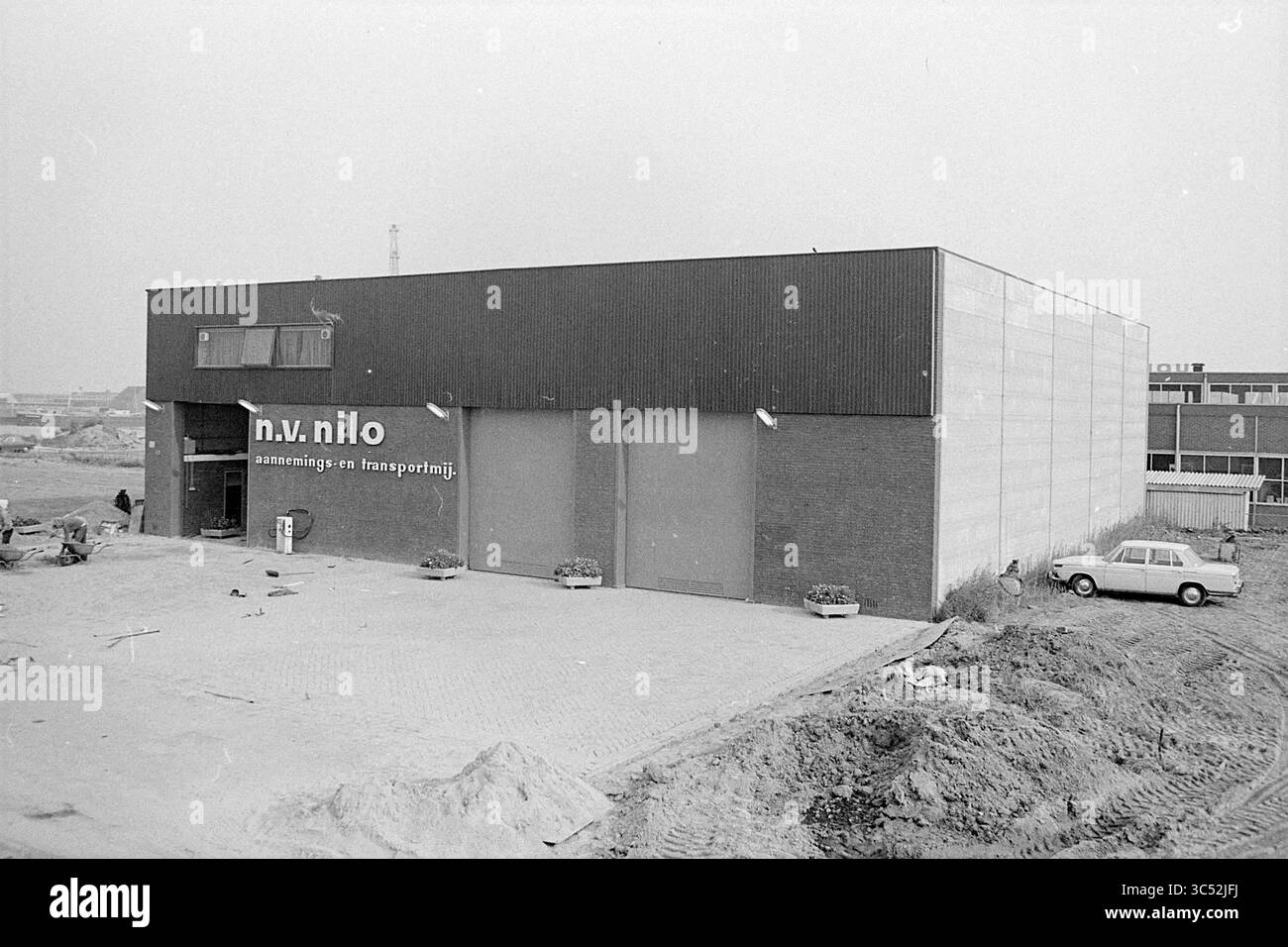 Large warehouse building features hi-res stock photography and images ...