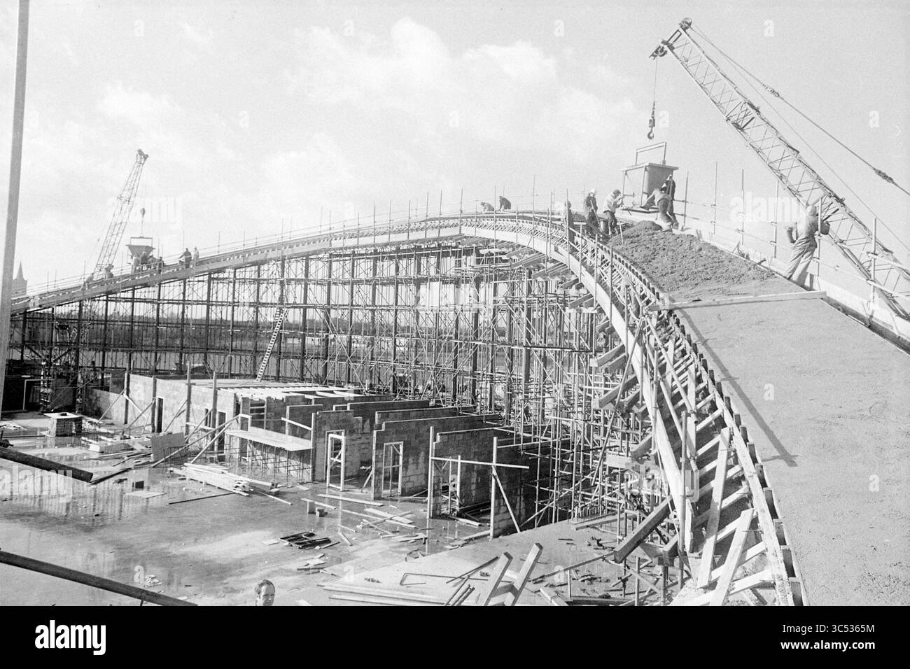 1950 2000 workers construct hi-res stock photography and images - Alamy