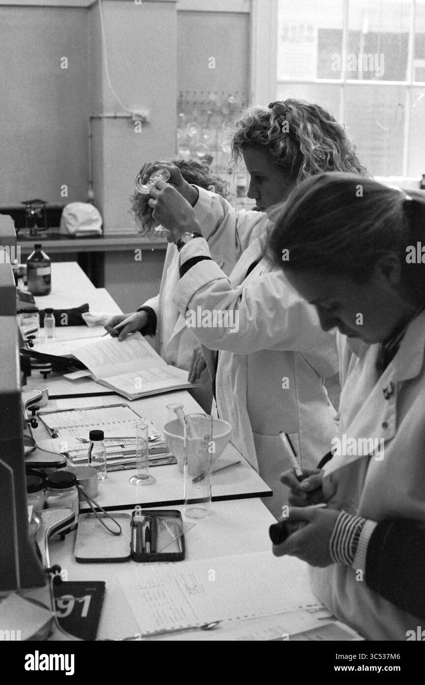 1950 2000 two scientists hi-res stock photography and images - Alamy