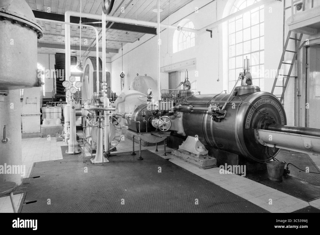 Mechanical pumping system Black and White Stock Photos & Images - Alamy
